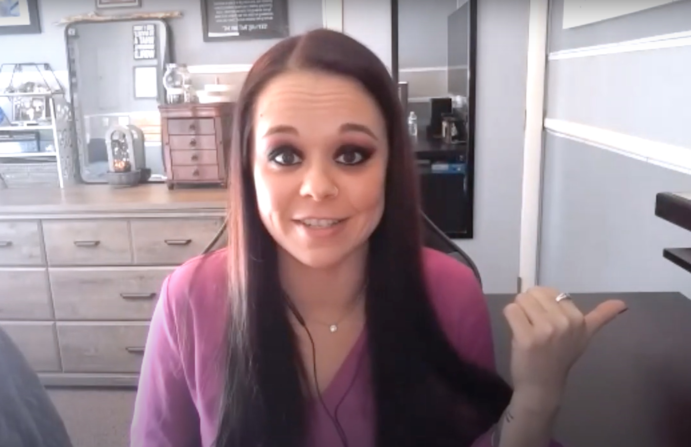 Video >> Hoe Amanda dankzij cannabis van angst, depressie en ...